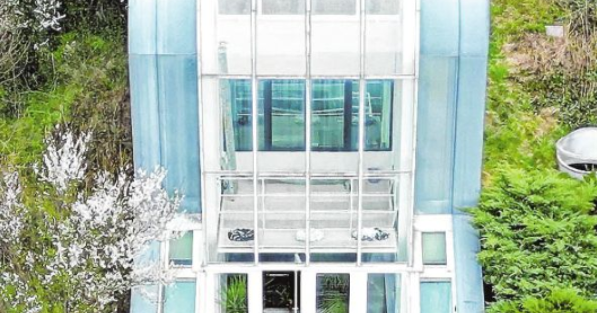 Sphinx aus Beton, Glas und Licht